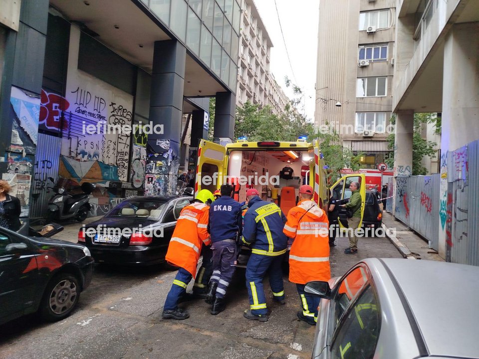 Έπεσε δέντρο στο κέντρο της Αθήνας -Τραυματίστηκε οδηγός μηχανής [βίντεο] - iefimerida.gr